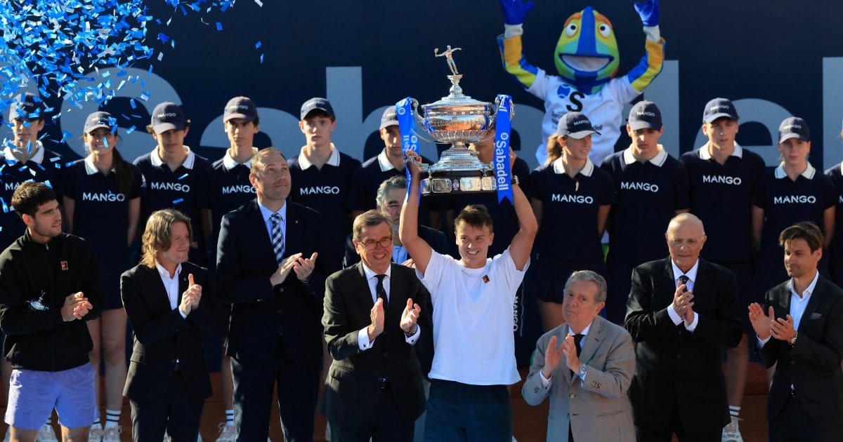 Rune stuns Alcaraz in straight sets to win Barcelona final | Fly FM